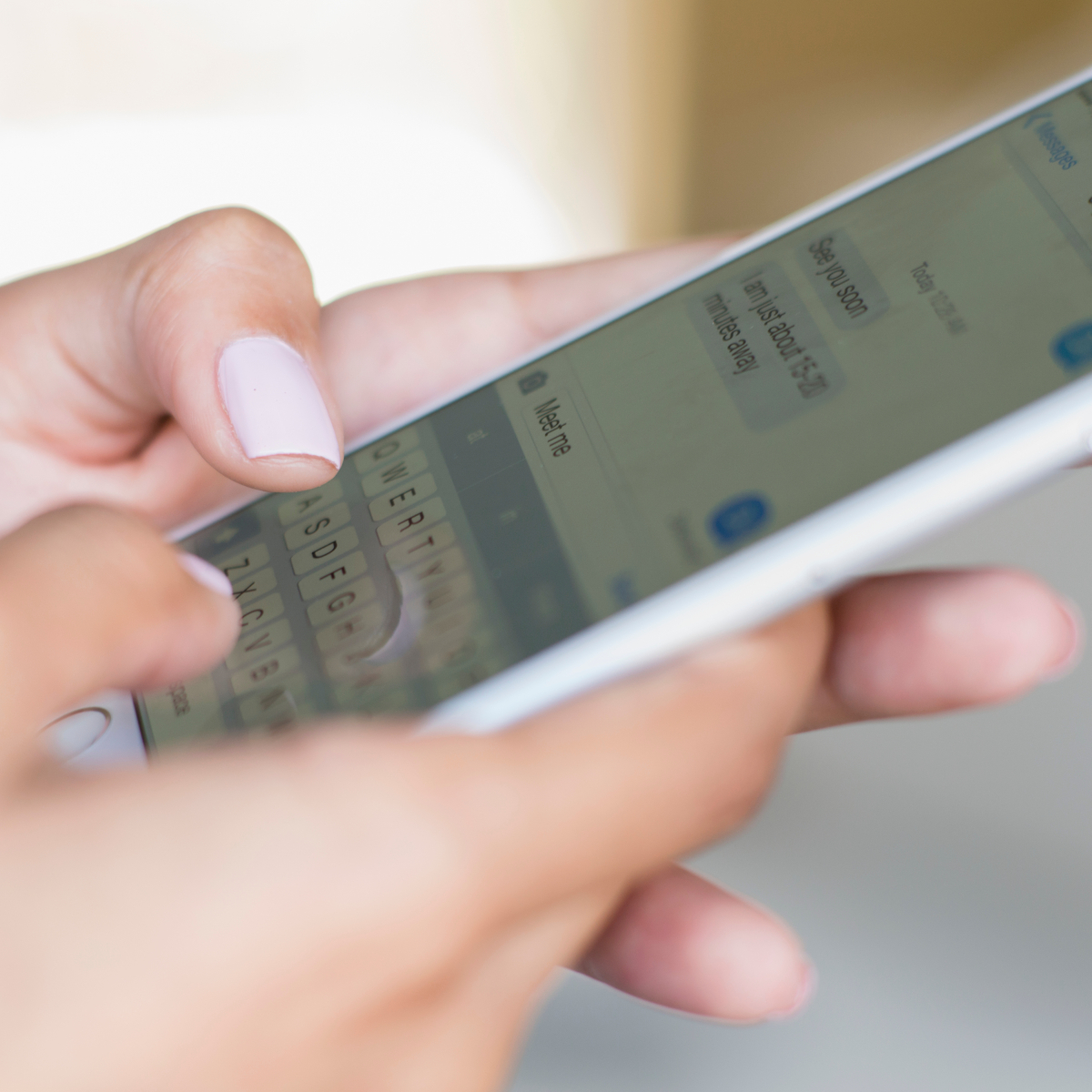 Reasons Why You Need To Hide Keyboard When Typing on Iphone - Electron Magazine